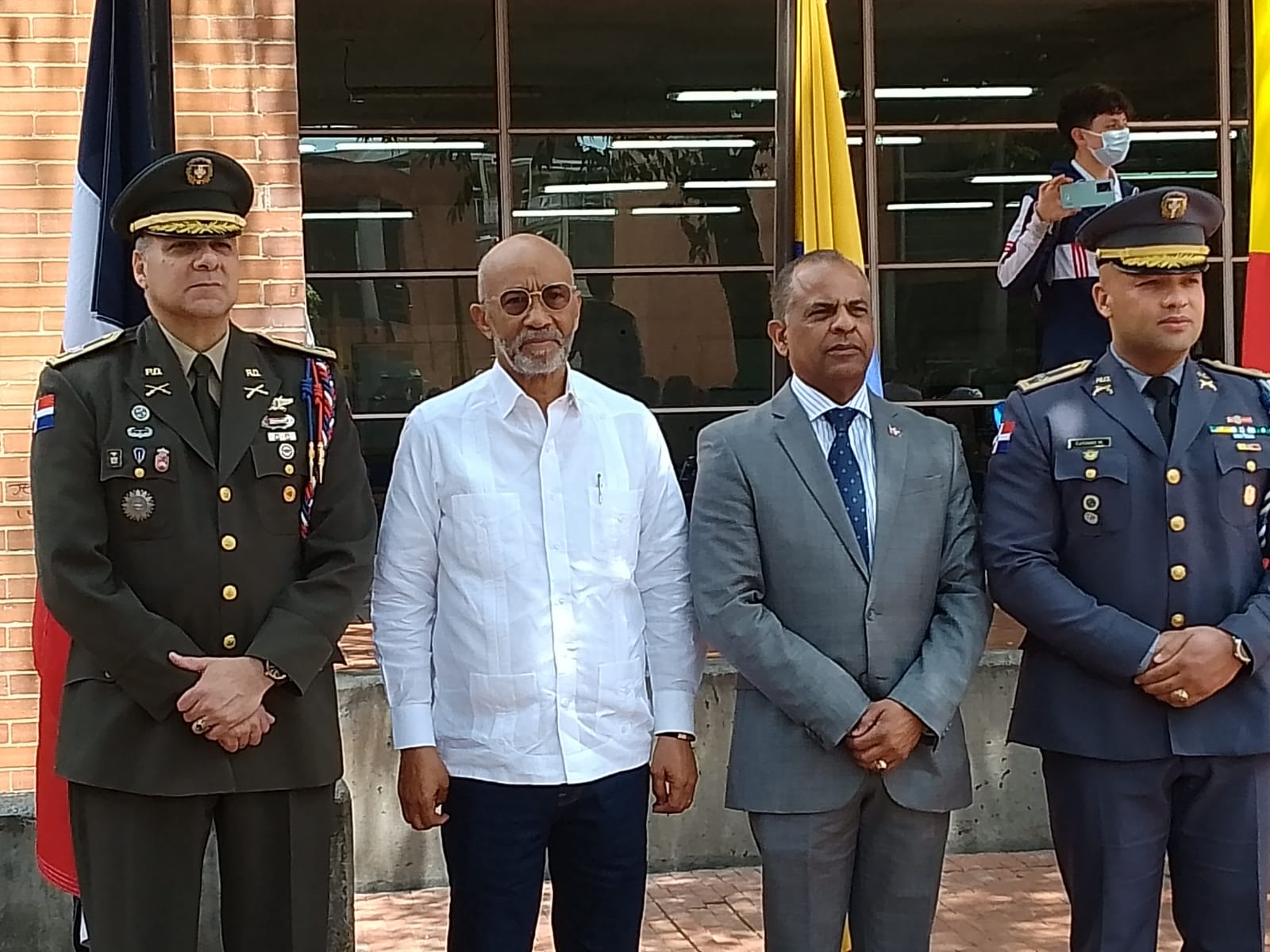 Consulado dominicano en Colombia realiza ofrenda floral en el busto del ...